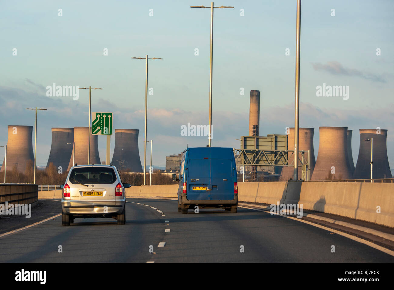 Fiddlers ferry bridge power station hi-res stock photography and images ...