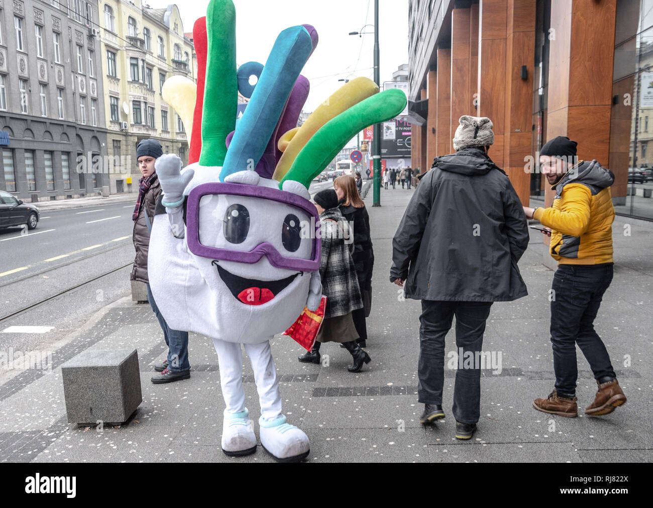 Funny cartoon character big head hi-res stock photography and images ...