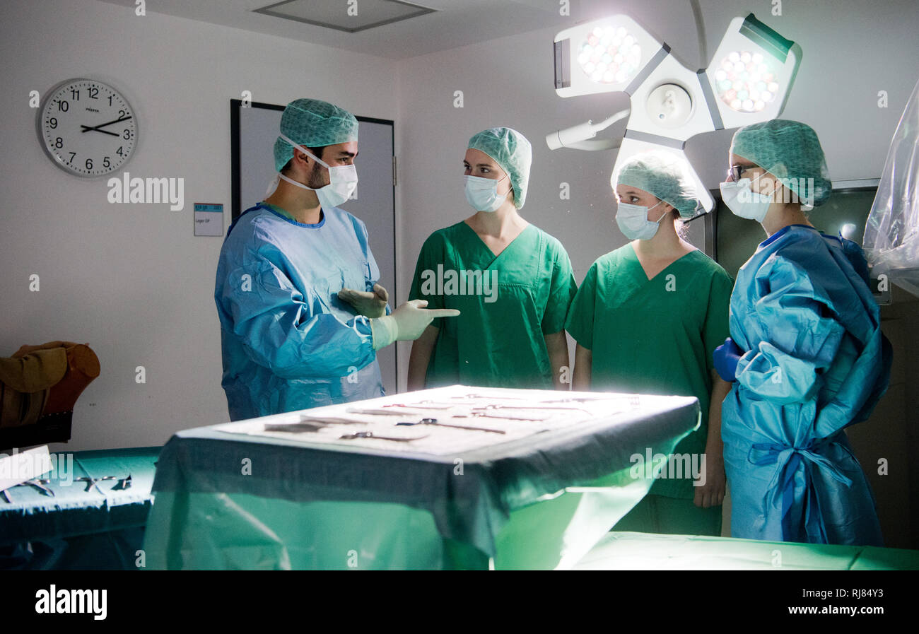 Hannover, Germany. 05th Feb, 2019. Medical students practice in the ...