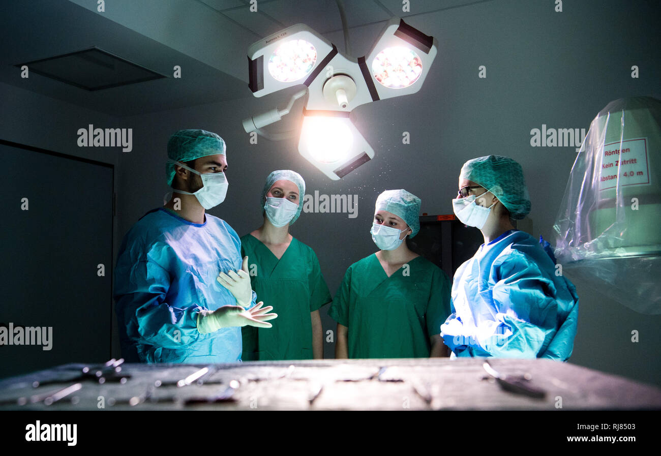 Hannover, Germany. 05th Feb, 2019. Medical students practice in the ...