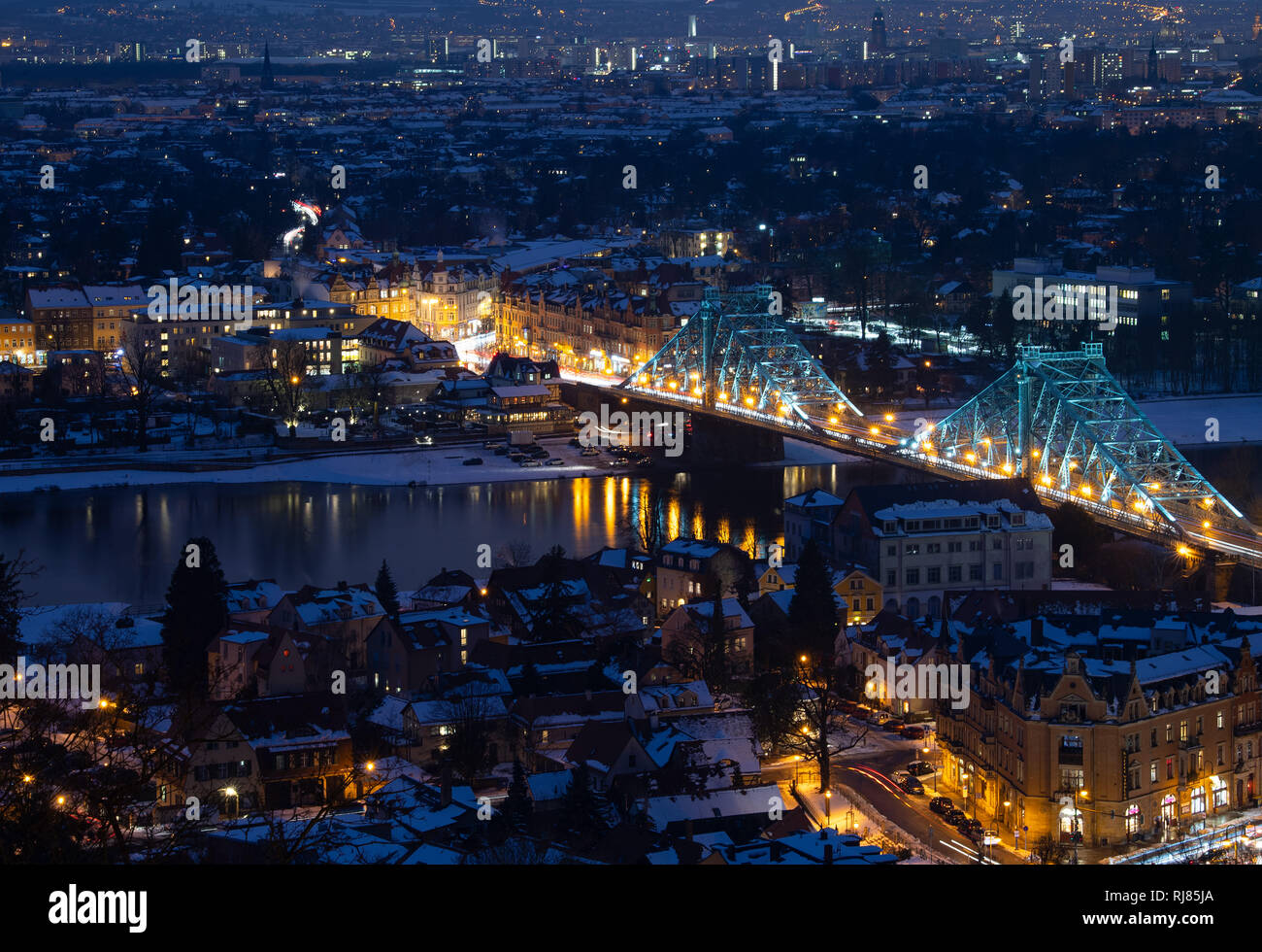 Dresden, Germany. 05th Feb, 2019. The roofs of the houses are covered ...
