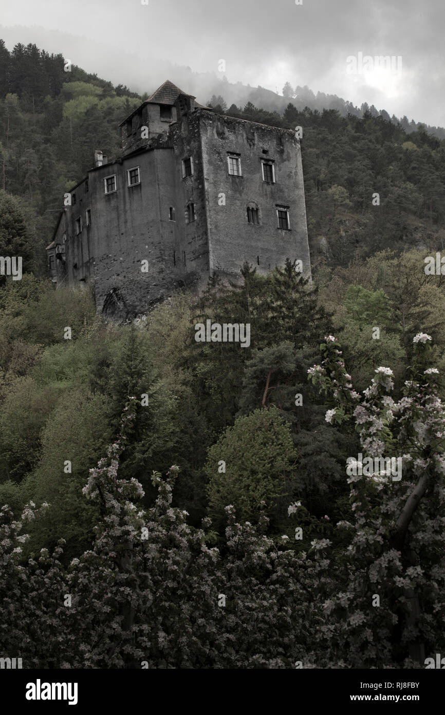 Unheimliche hi-res stock photography and images - Alamy