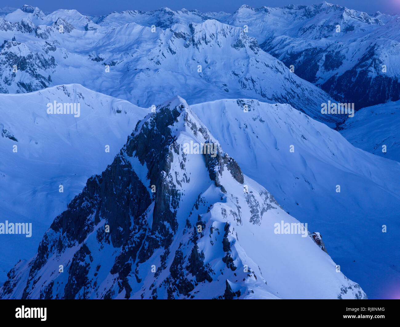 Auslick von der Valluga im Morgenlicht im Winter, am Arlberg, Lechtaler ...