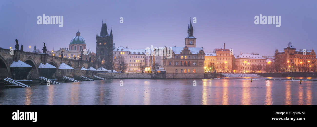 Charles bridge prague winter hi-res stock photography and images - Alamy