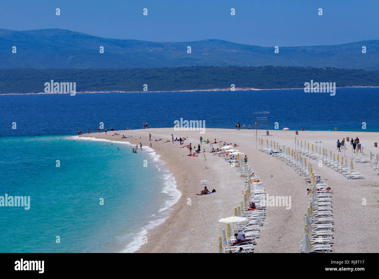 Der Strand Zlatni rat (Goldenes Horn) mit der Insel Hvar im Hintergrund ...