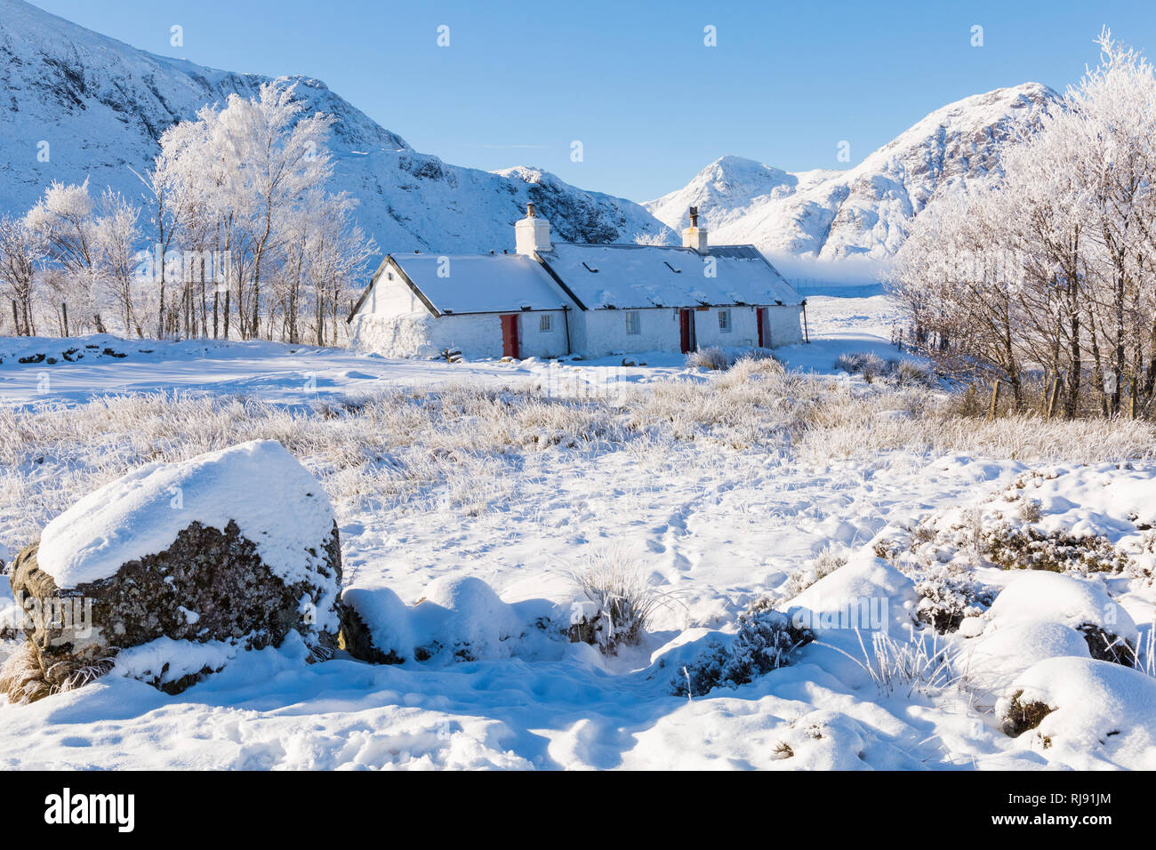 Black rock cottages in snow hi-res stock photography and images - Alamy