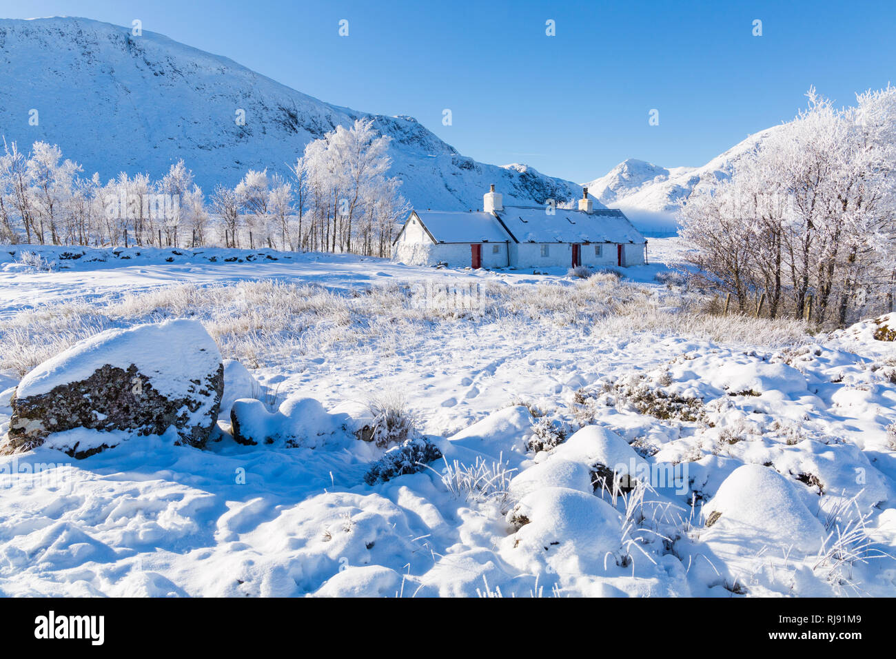 Black rock cottages in snow hi-res stock photography and images - Alamy