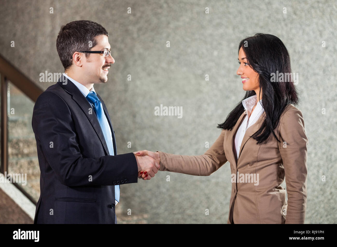 Business people reaching agreement Stock Photo - Alamy