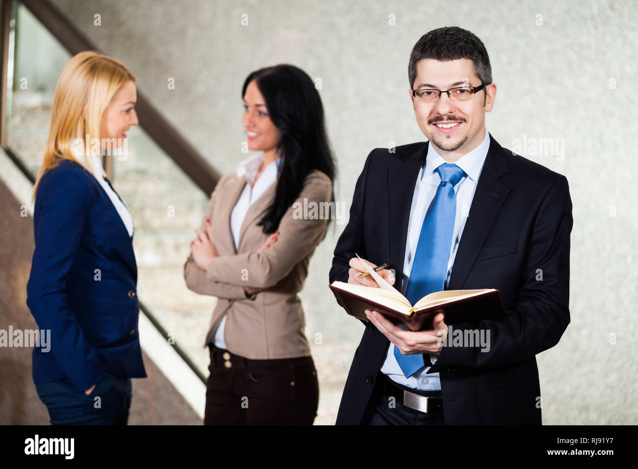 Blonde business woman explaining hi-res stock photography and images - Alamy
