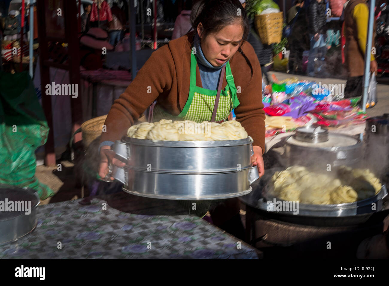 Dumpling china market hi-res stock photography and images - Alamy