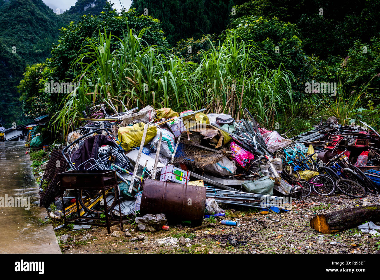 Trash piles hi-res stock photography and images - Alamy