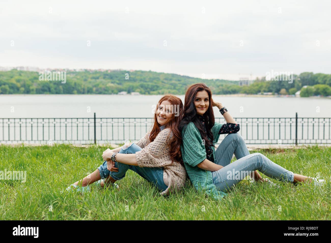 Girls long legs hi-res stock photography and images - Alamy