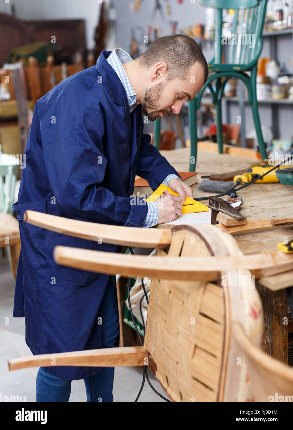 Man restoring antique table hi-res stock photography and images - Alamy