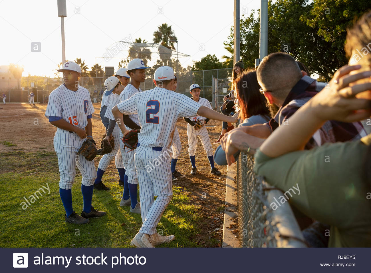 Baseball players on playing field hi-res stock photography and images ...