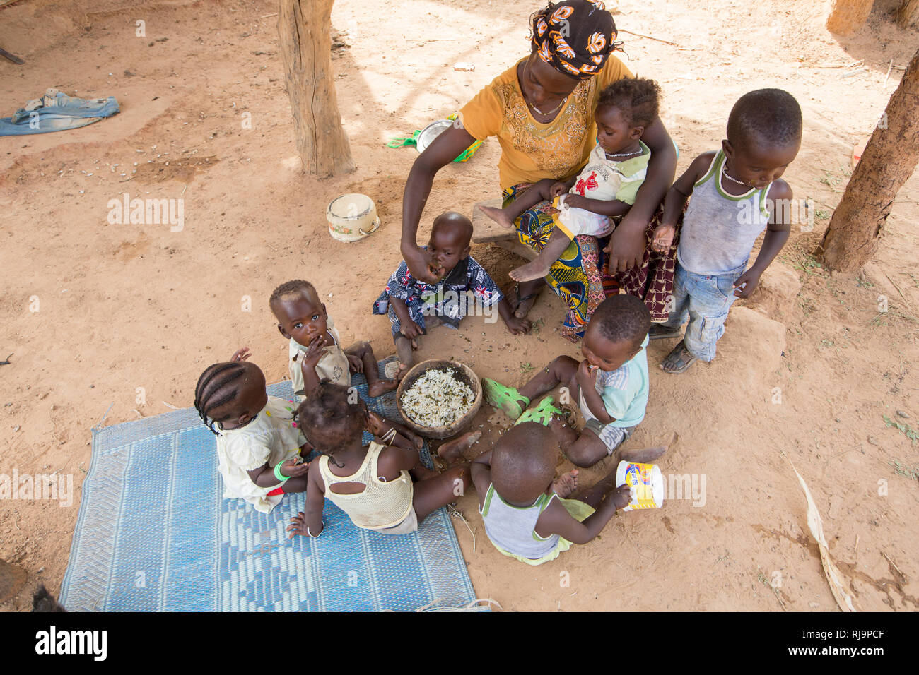 Child eating rice africa hi-res stock photography and images - Alamy