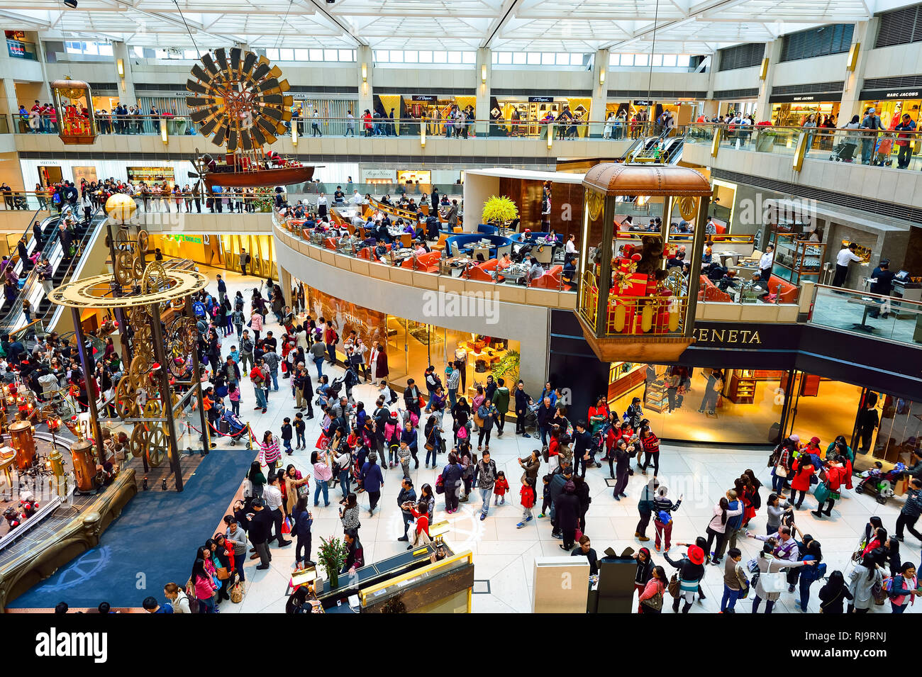 HONG KONG - DECEMBER 25, 2015: interior of the Landmark shopping mall ...