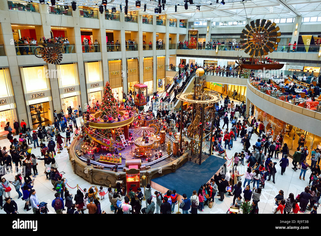 HONG KONG - DECEMBER 25, 2015: interior of the Landmark shopping mall ...