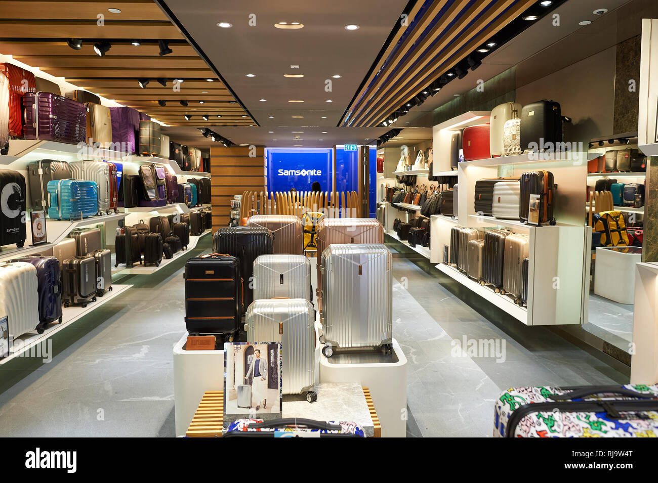 HONG KONG - DECEMBER 25, 2015: interior of ifc shopping mall in Hong ...