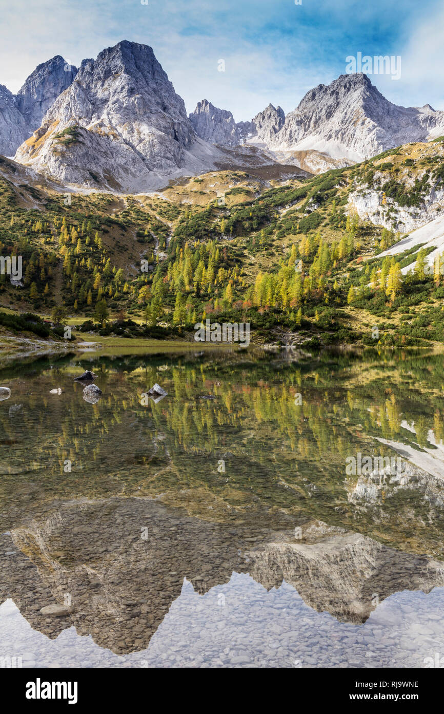 Österreich, Tirol, Berge, Seebensee bei Ehrwald im Herbst Stock Photo ...