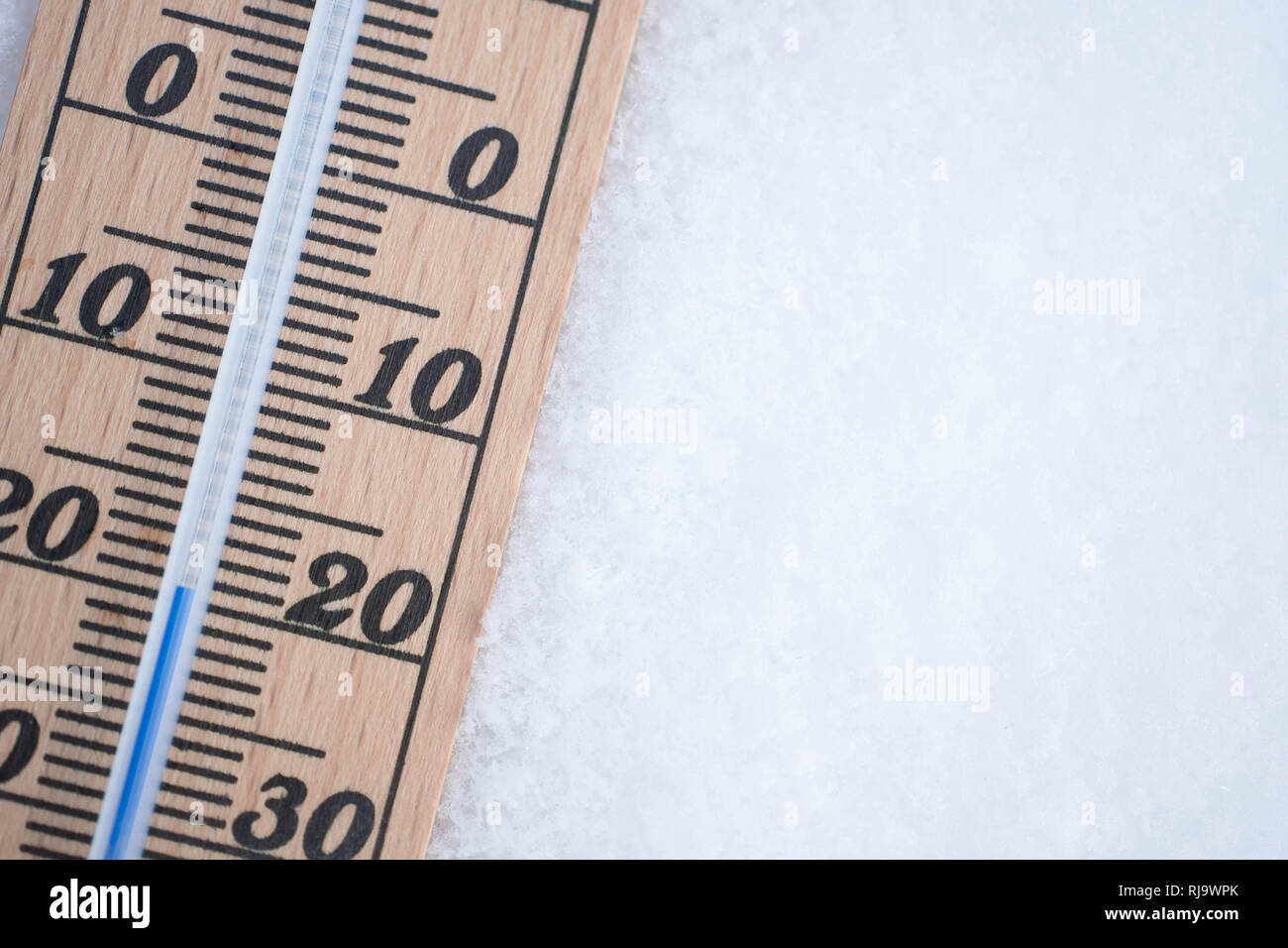 Negative temperature thermometer hi-res stock photography and images ...