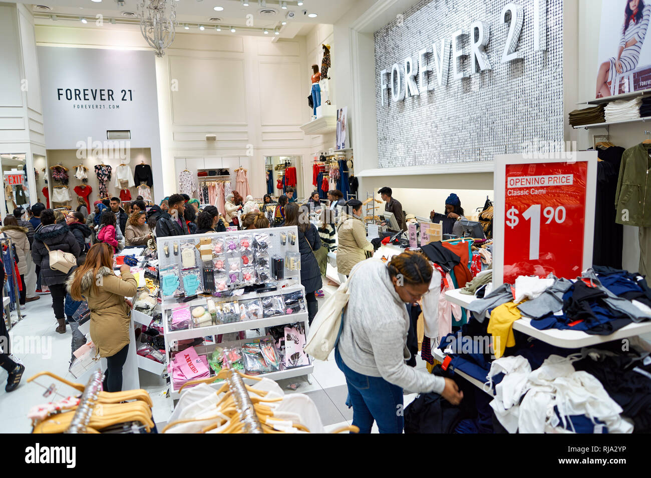 Forever 21 Sign Stock Photos & Forever 21 Sign Stock Images - Alamy