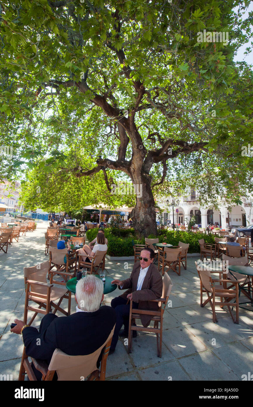 Sit in shade hi-res stock photography and images - Alamy