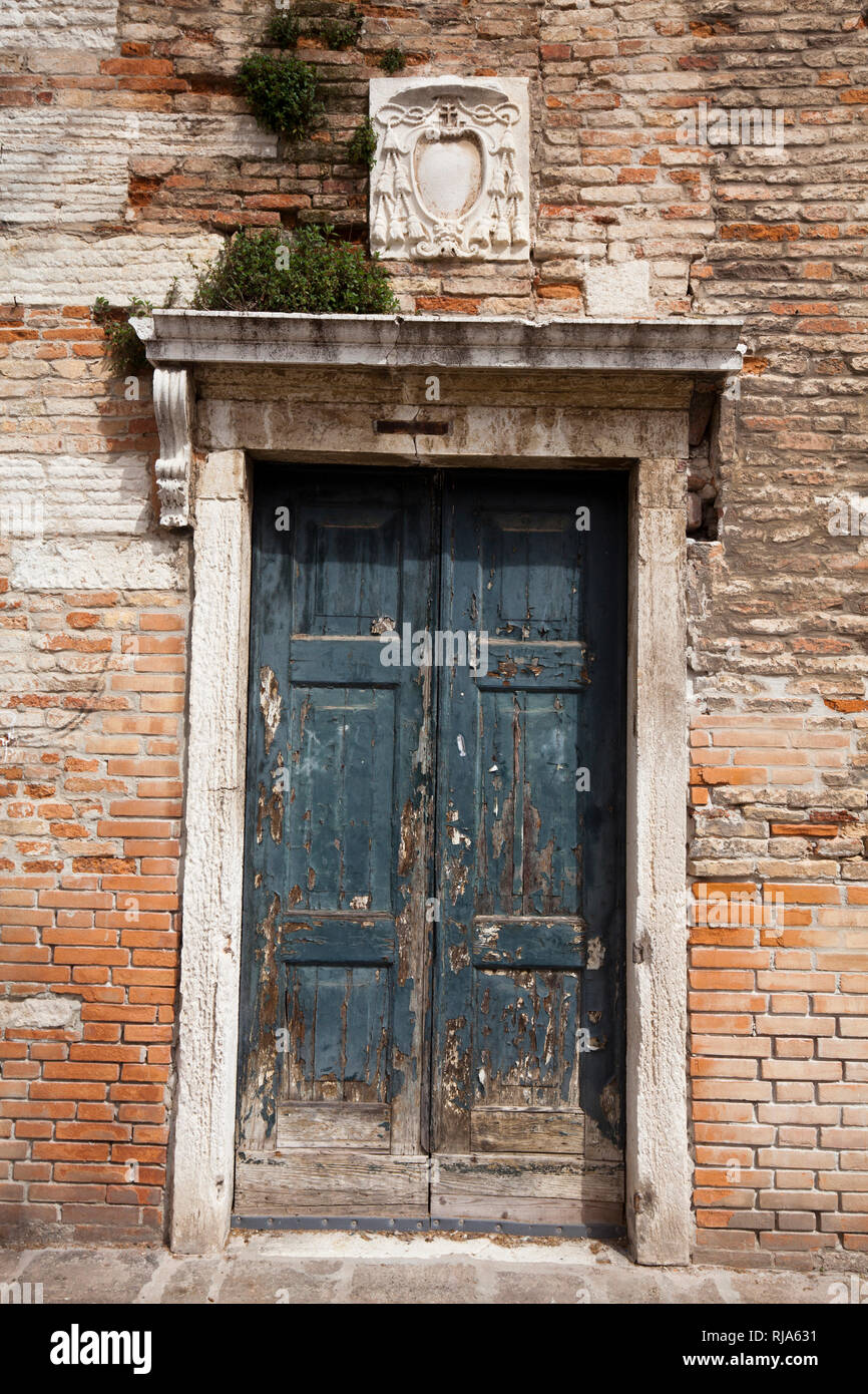 Weathered Wooden Door In Brick Facade In Venice High Resolution Stock Photography and Images - Alamy