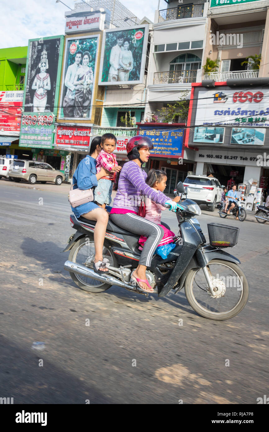 Kambodscha, Phnom Penh, Straßenszene, eine Familie auf einem Mofa Stock Photo - Alamy