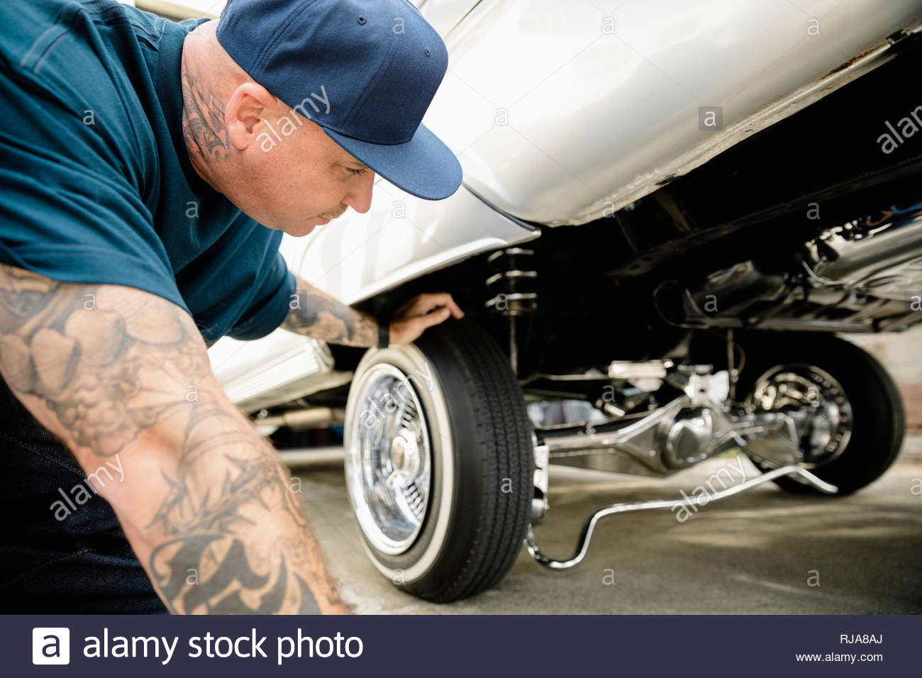 Looking under car hi-res stock photography and images - Alamy