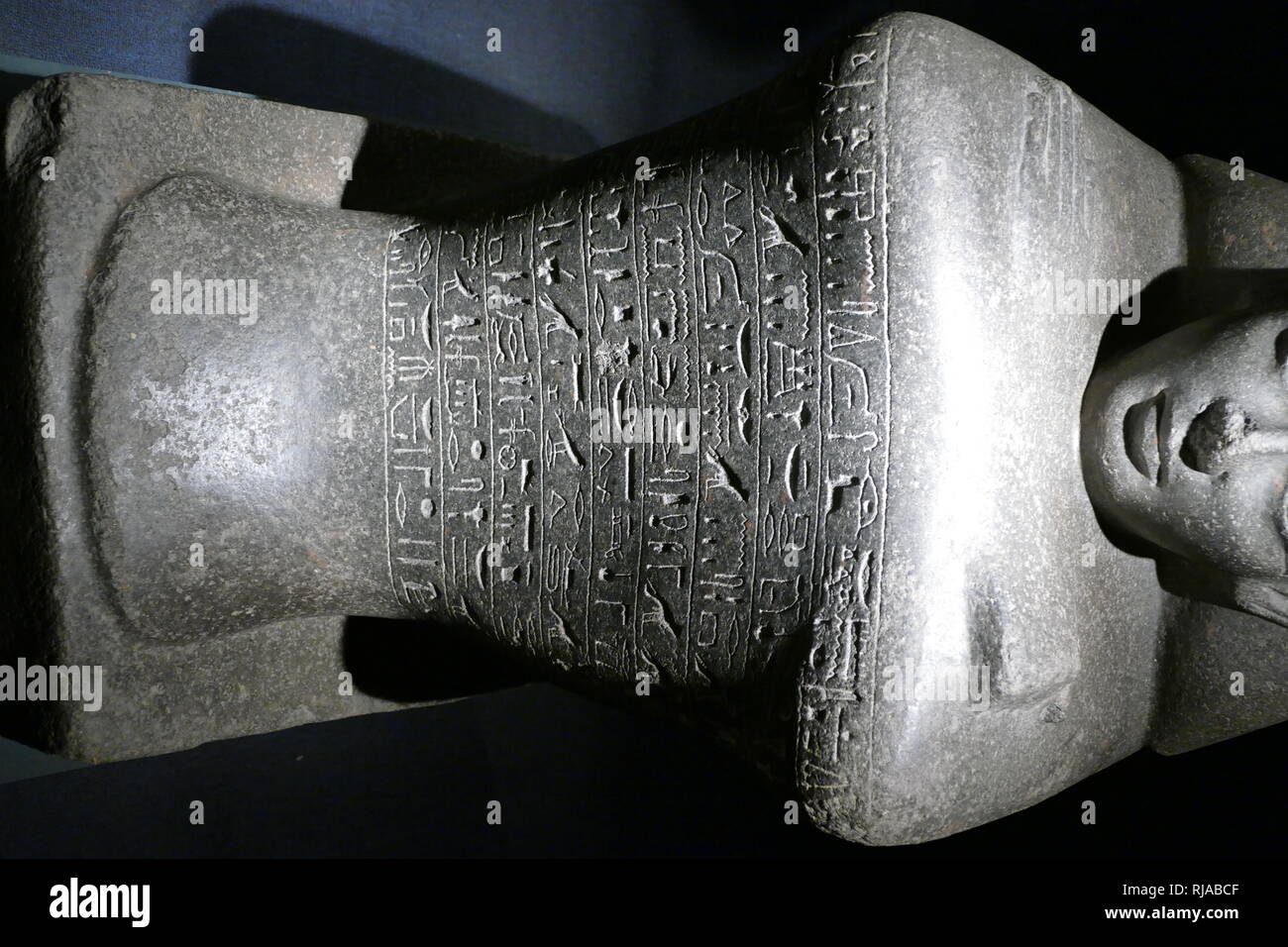 Ancient egyptian cube statue hi-res stock photography and images - Alamy