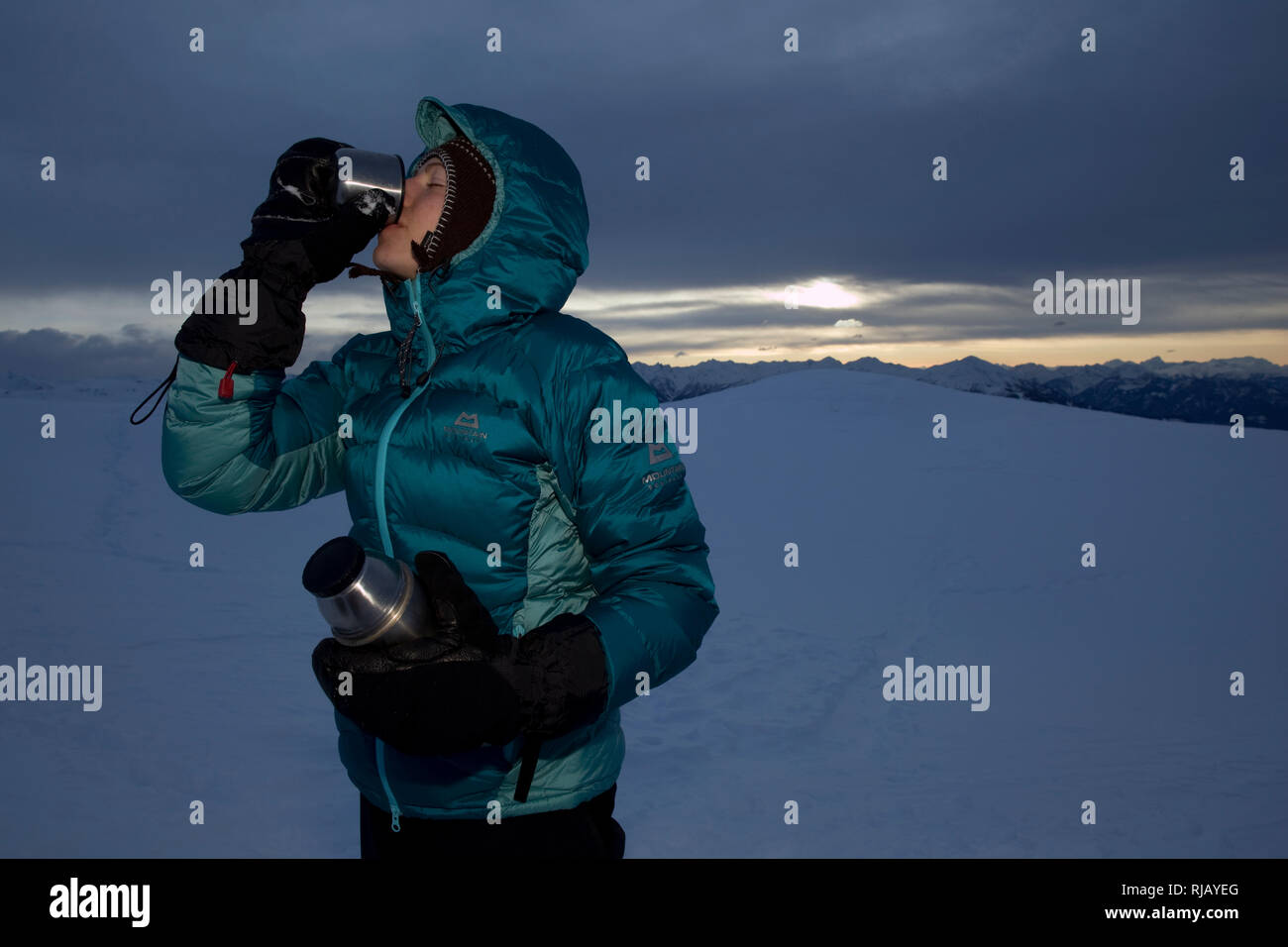 Bergsteigerin macht Pause am Goisele, Schobergruppe, Osttirol ...