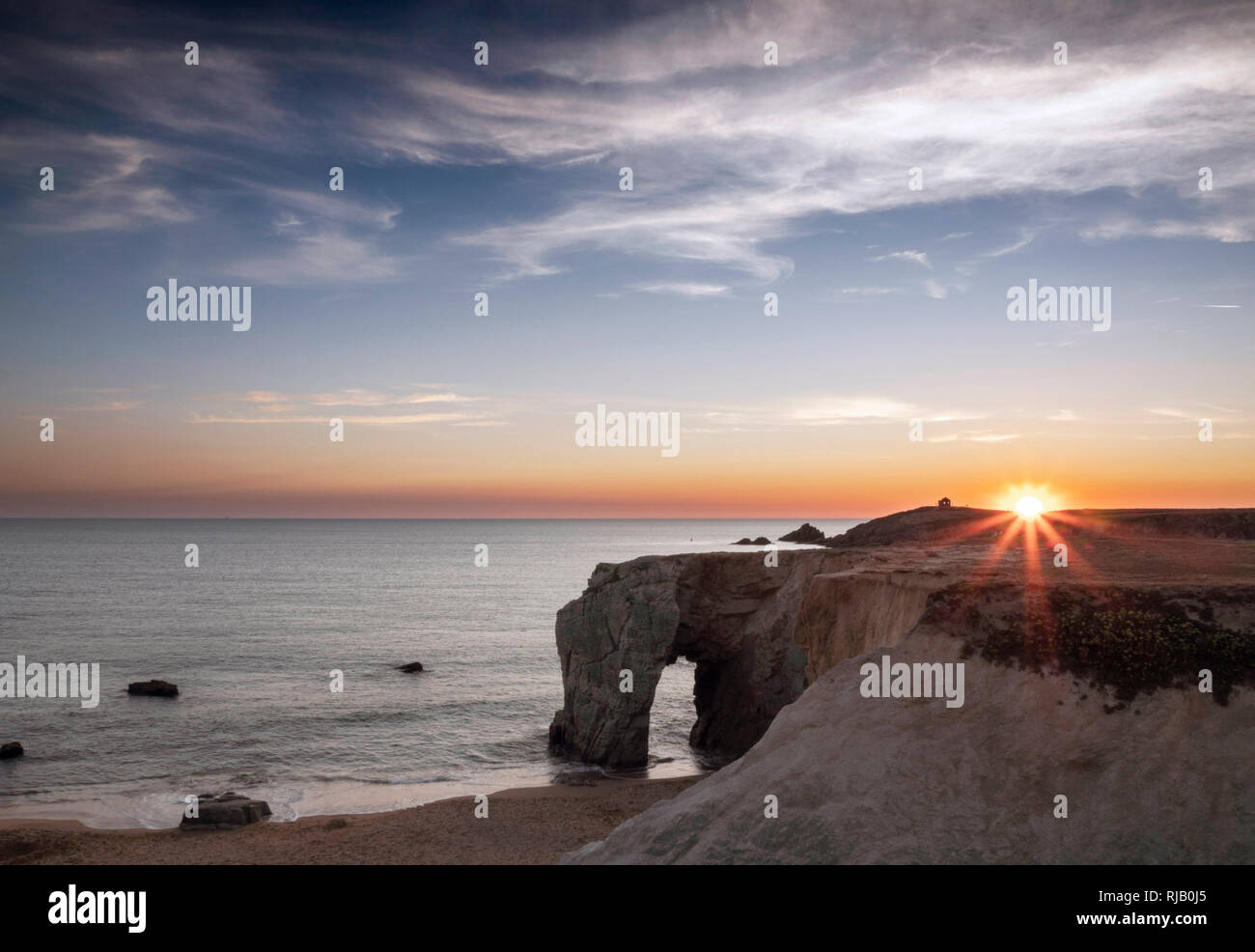 Felsentor bei Port Blanc auf der Halbinsel Quiberon, Bretagne Stock ...