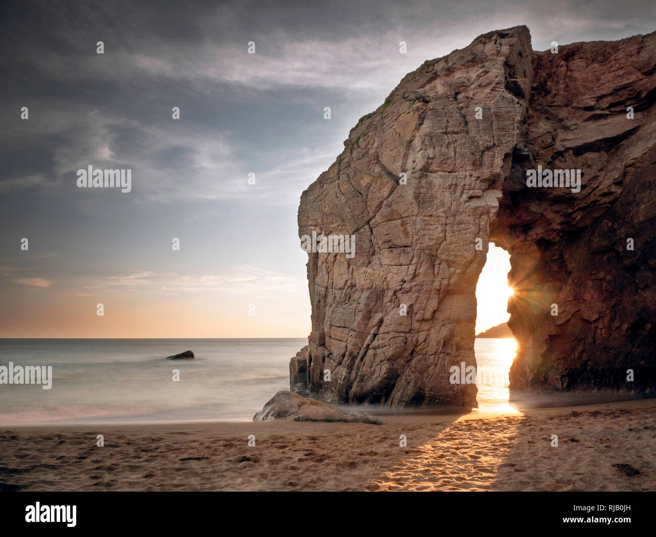 Felsentor bei Port Blanc auf der Halbinsel Quiberon, Bretagne Stock ...