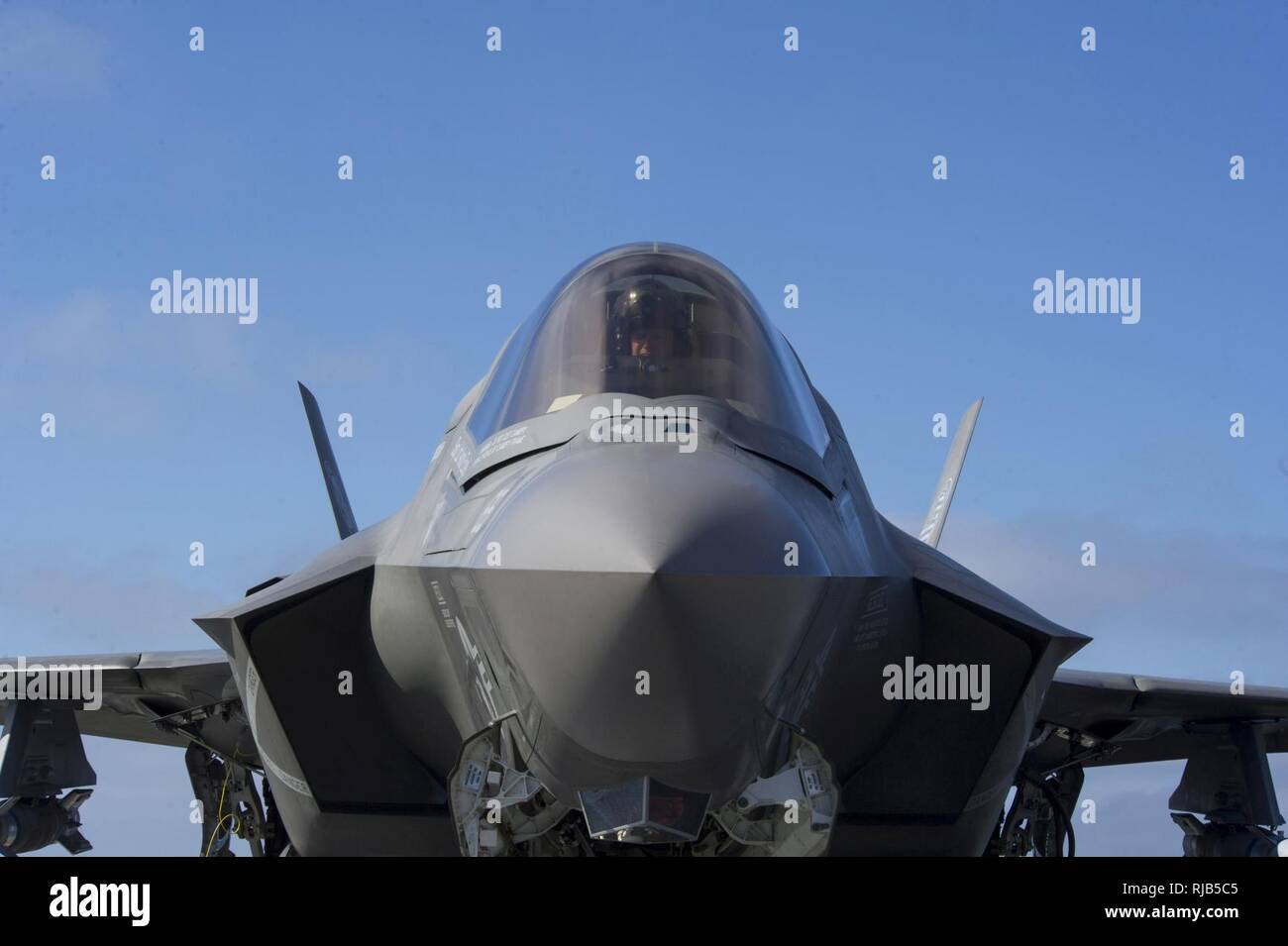 PACIFIC OCEAN (Nov. 5, 2016) Royal Air Force test pilot and Squadron ...