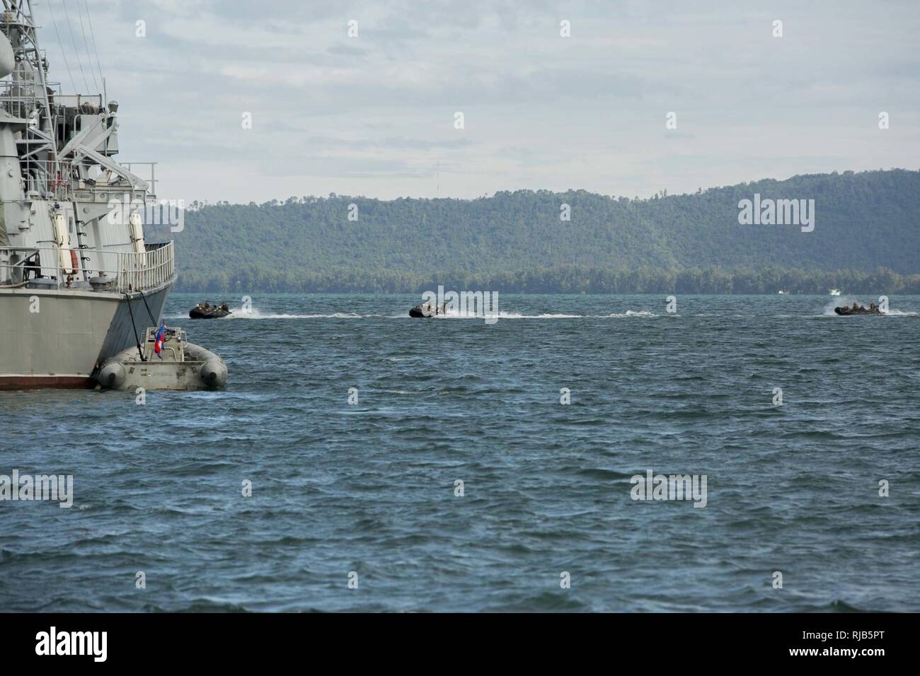 U.S. Marines and Royal Cambodian Navy Sailors operate Combat Rubber ...