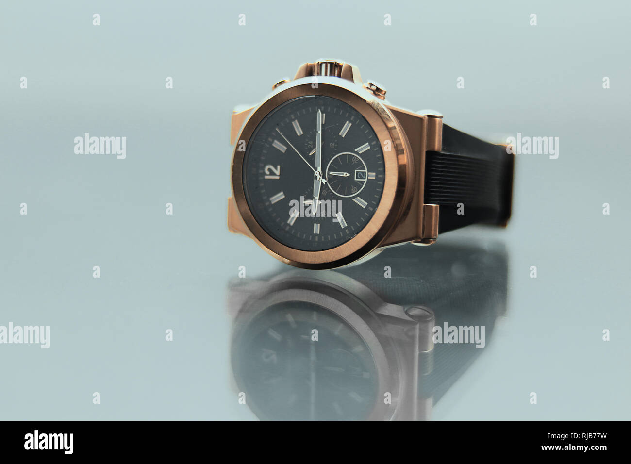 Gold wrist watch hi-res stock photography and images - Alamy
