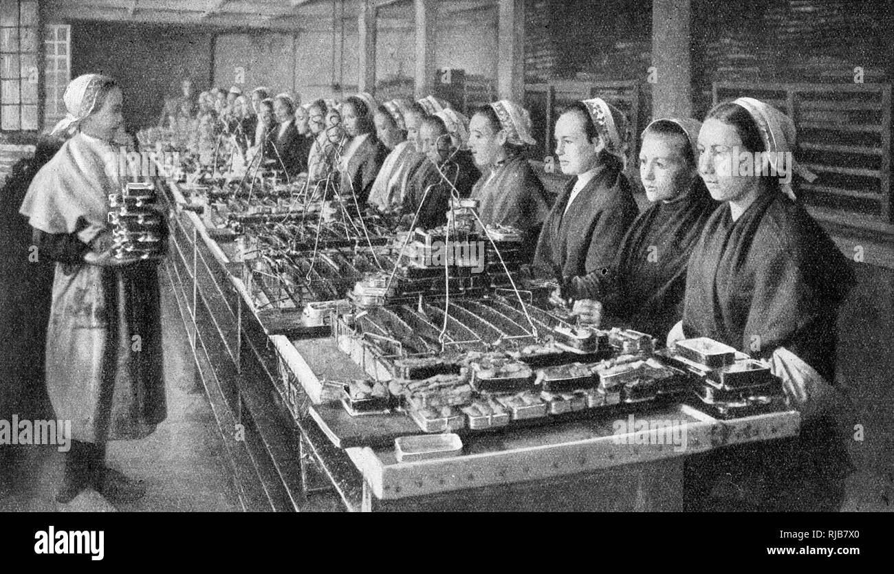 Women at work france hi-res stock photography and images - Alamy