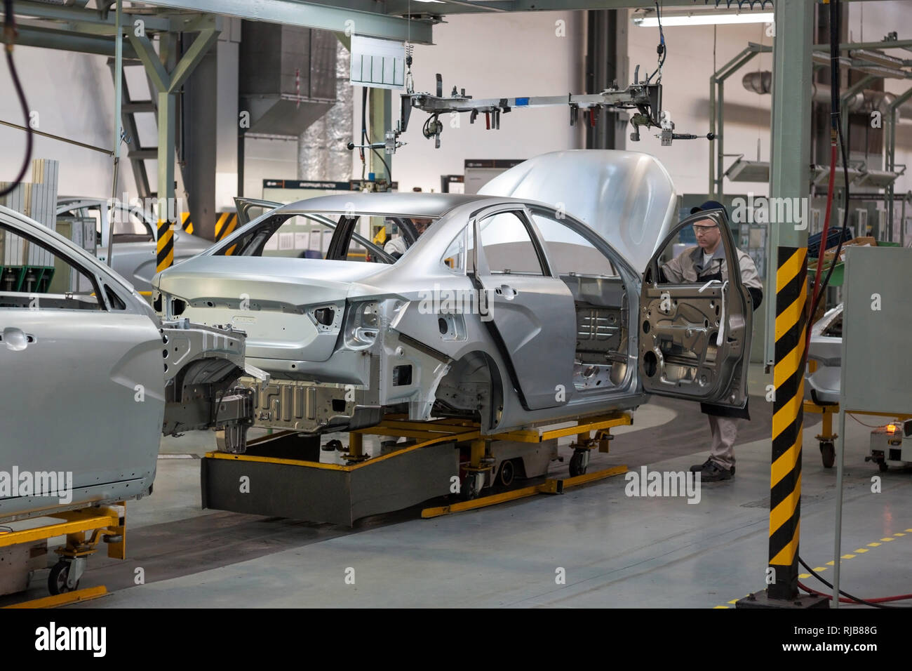 Car assembly shop hi-res stock photography and images - Alamy
