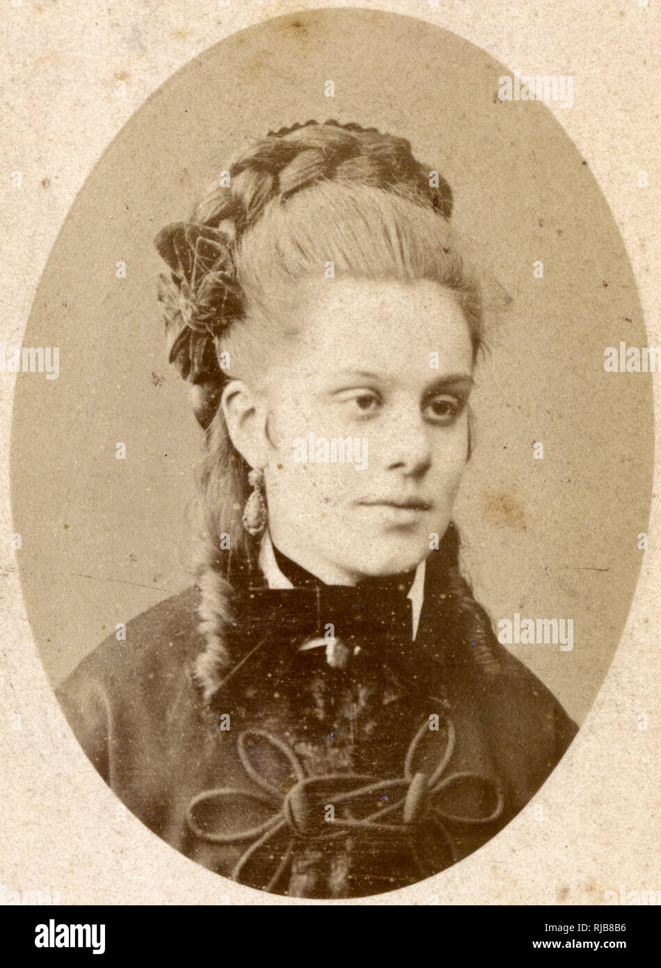 Victorian portrait and woman and sepia hi-res stock photography and ...
