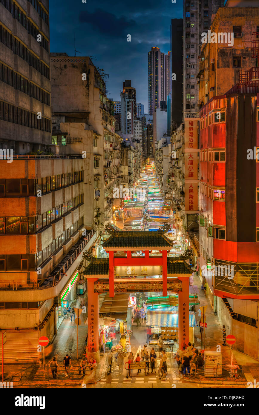 The Temple Street market illuminated at night in Kowloon, Hong Kong ...
