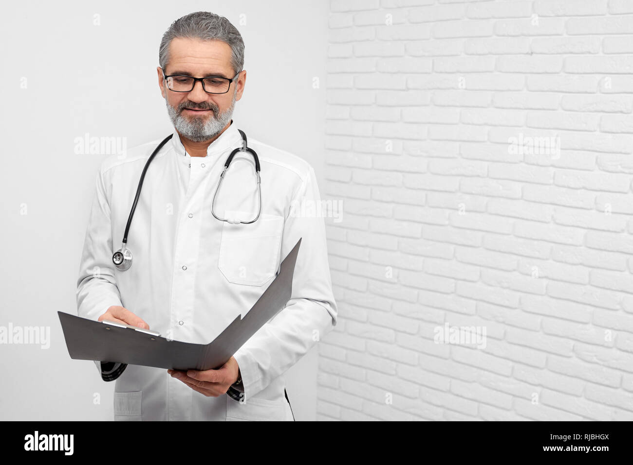 Ent doctor hi-res stock photography and images - Alamy