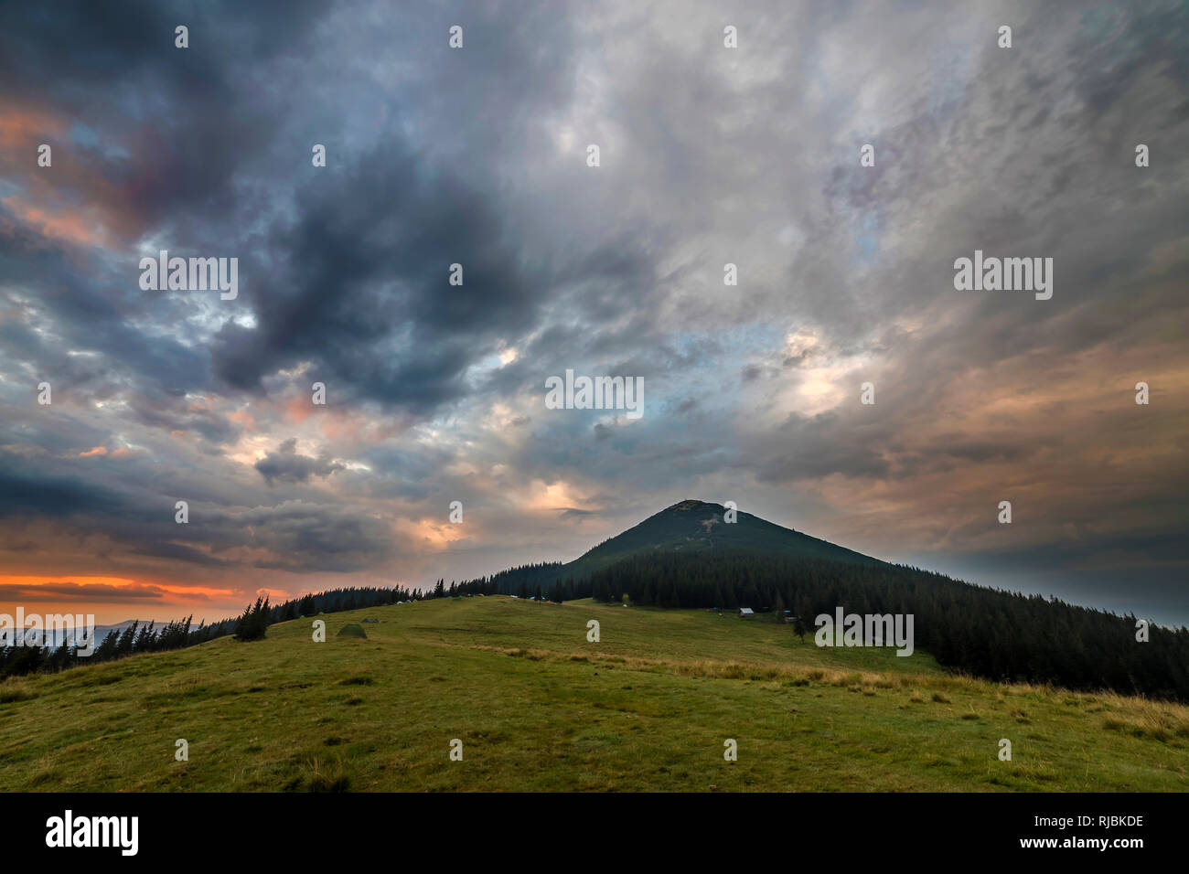 Mountain landscape at sunset. Panoramic summer view of green grassy ...