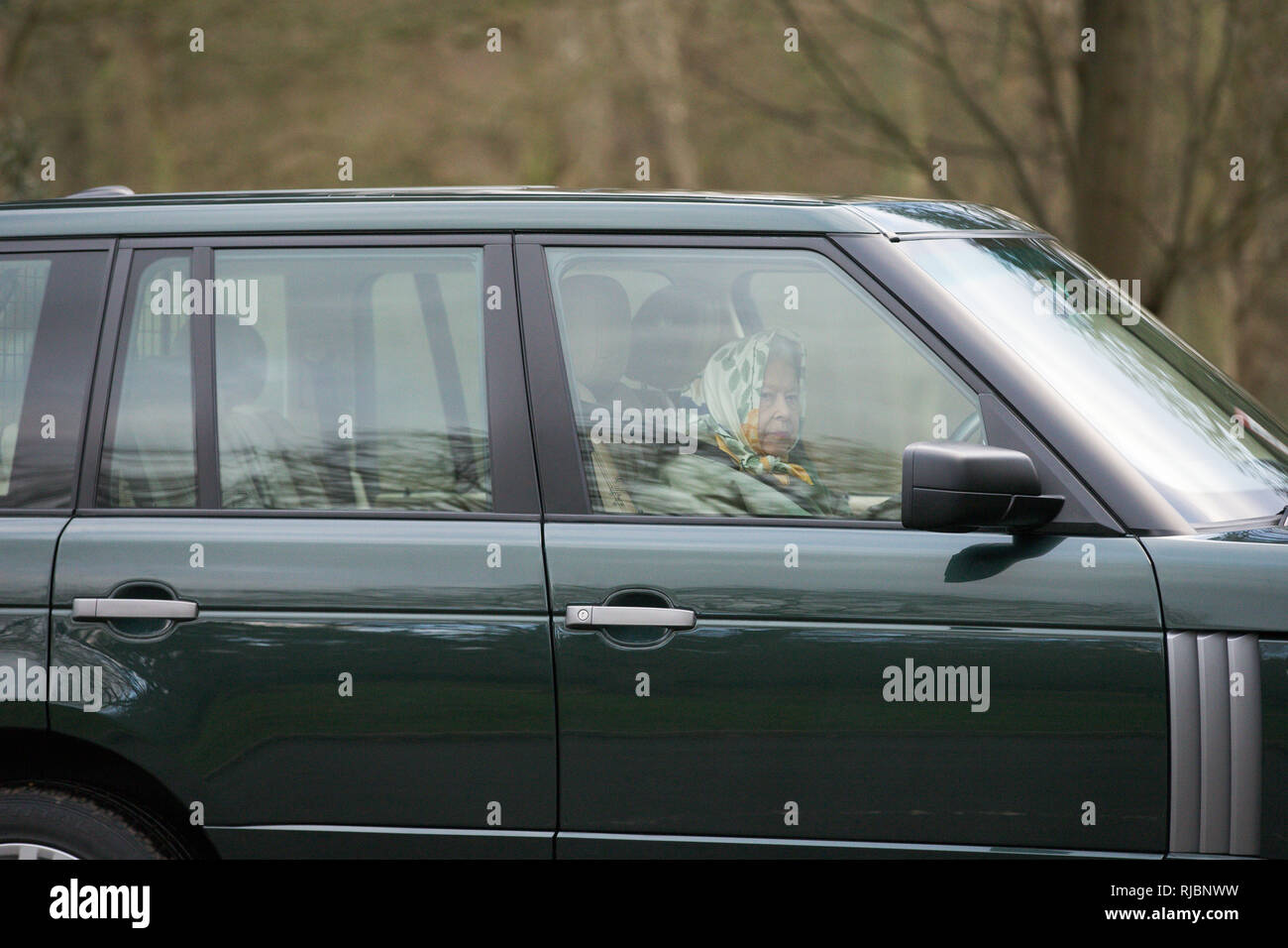 Queen driving range rover hi-res stock photography and images - Alamy