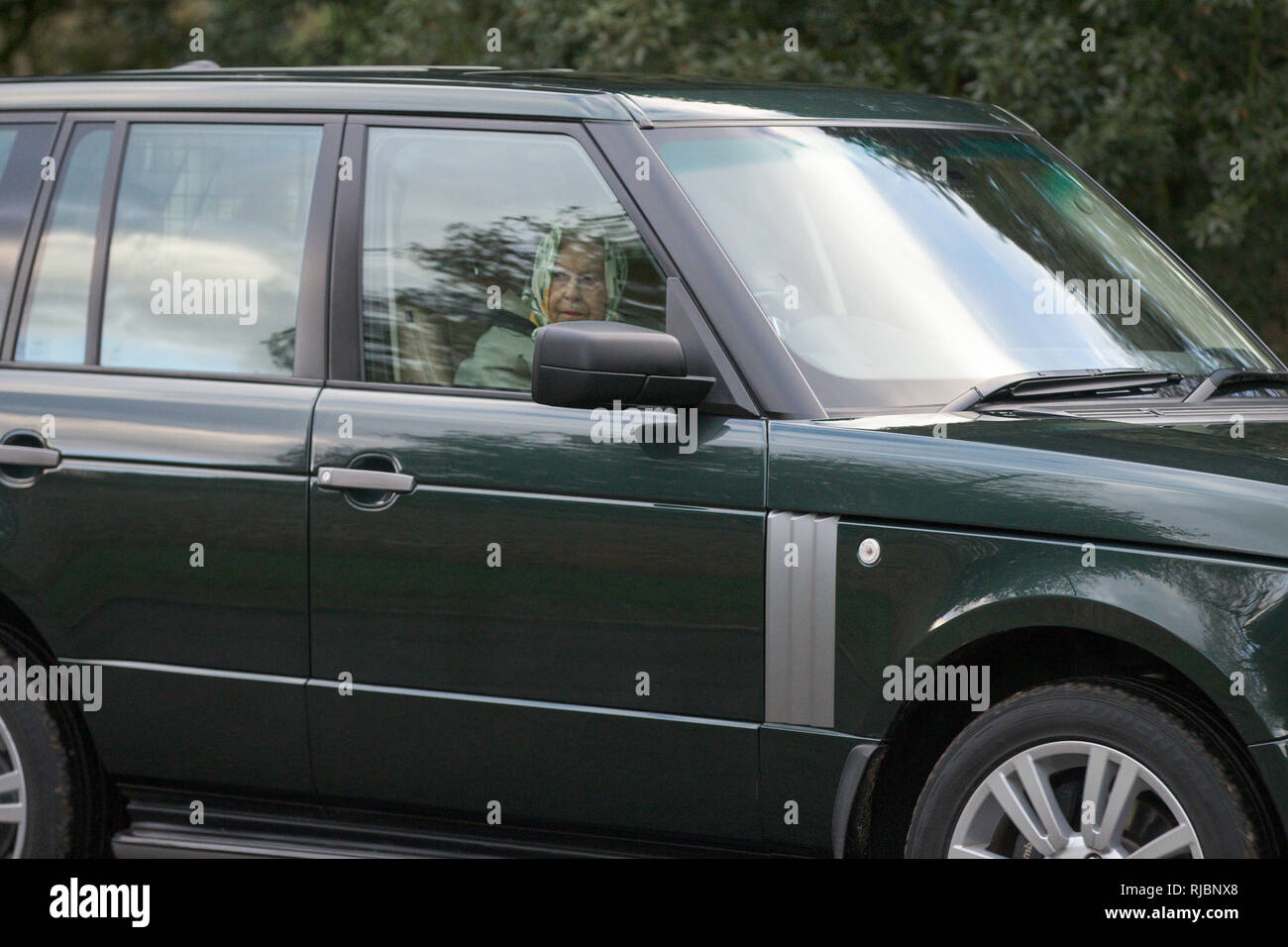 Queen elizabeth range rover driving hi-res stock photography and images ...