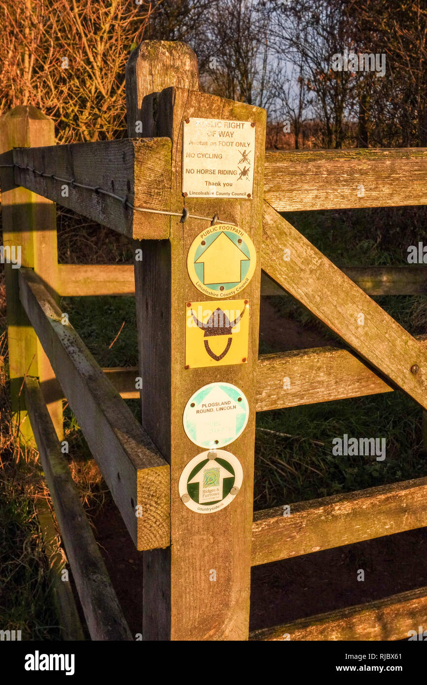 Right of way signs hi-res stock photography and images - Alamy