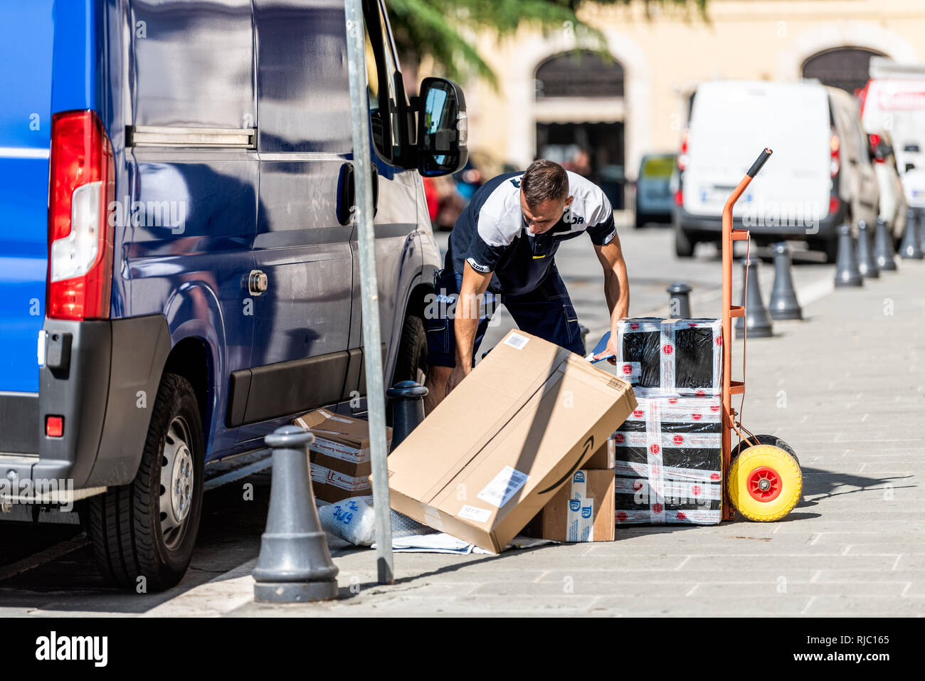 Package dolly hi-res stock photography and images - Alamy