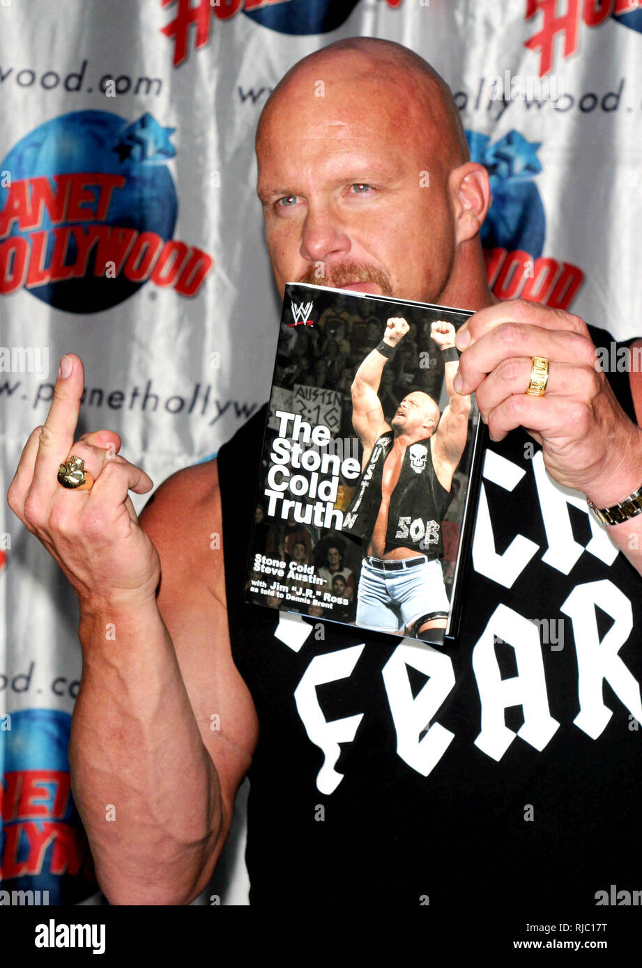 STEVE AUSTIN 10-29-2003 Photo By John Barrett/PHOTOlink Stock Photo - Alamy