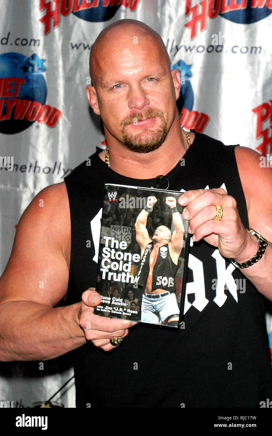 STEVE AUSTIN 10-29-2003 Photo By John Barrett/PHOTOlink Stock Photo - Alamy