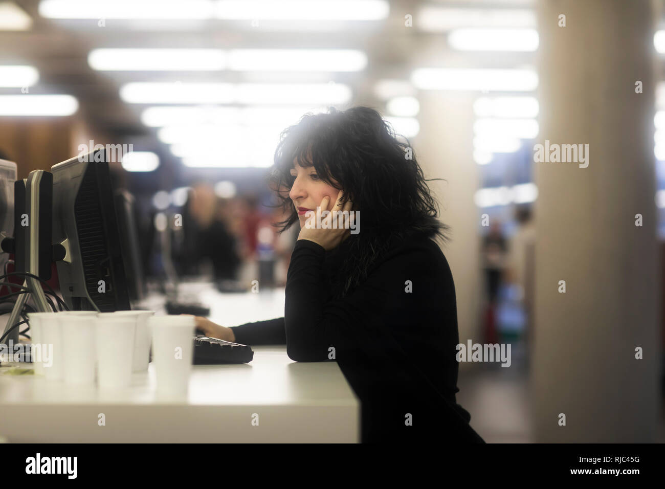 Office computer screen head hi-res stock photography and images - Alamy