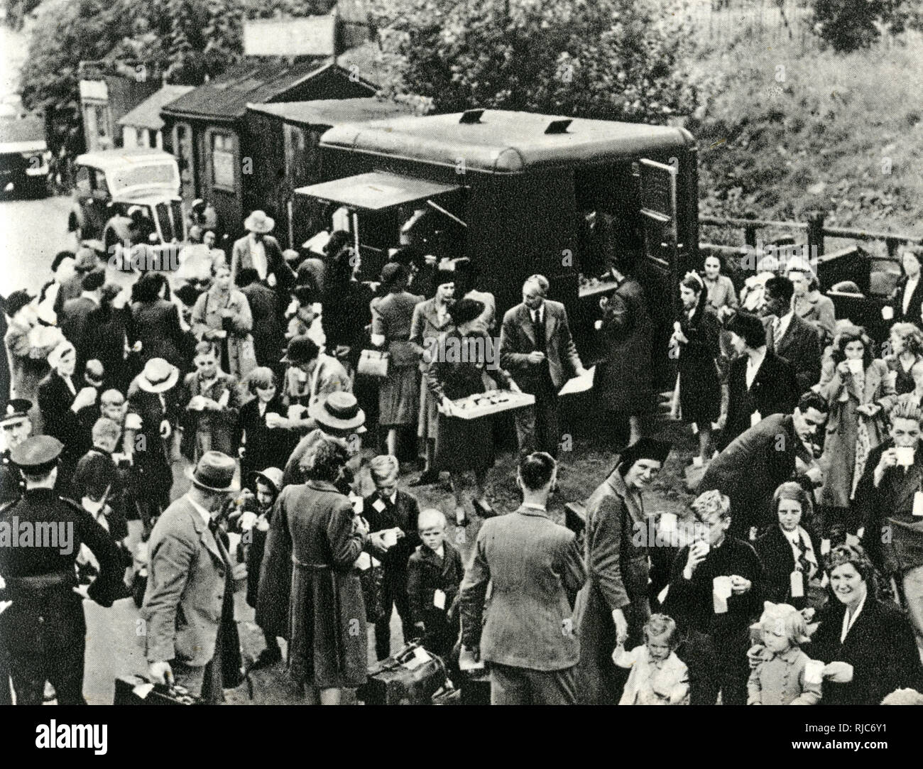 Children evacuee ww2 hi-res stock photography and images - Alamy